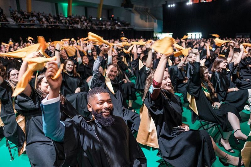 Des milliers de nouveaux étudiants diplômées à l’Université de ...