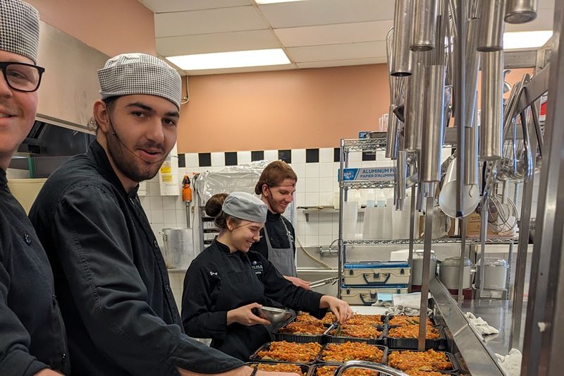 Des étudiants en cuisine de Sherbrooke remettront 3 000 repas à Moisson ...