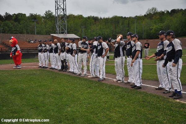 Match d'ouverture des Expos de Sherbrooke de la Ligue de baseball ...